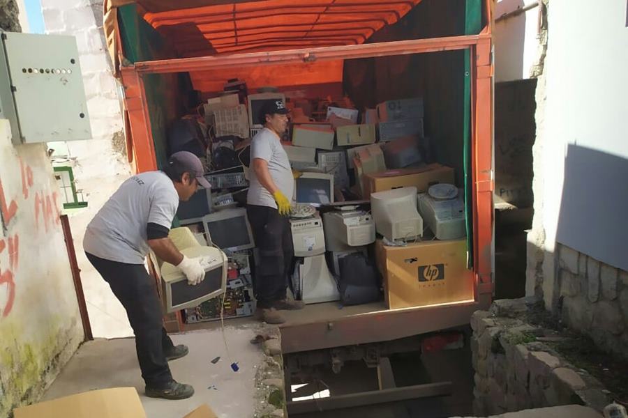 Desafectan chatarra electrónica en diversas escuelas - Página Central